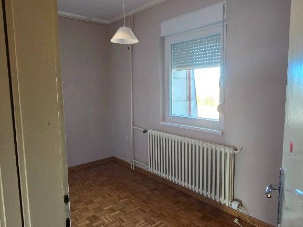 Trosobni stan Glavna, Centar, Titel