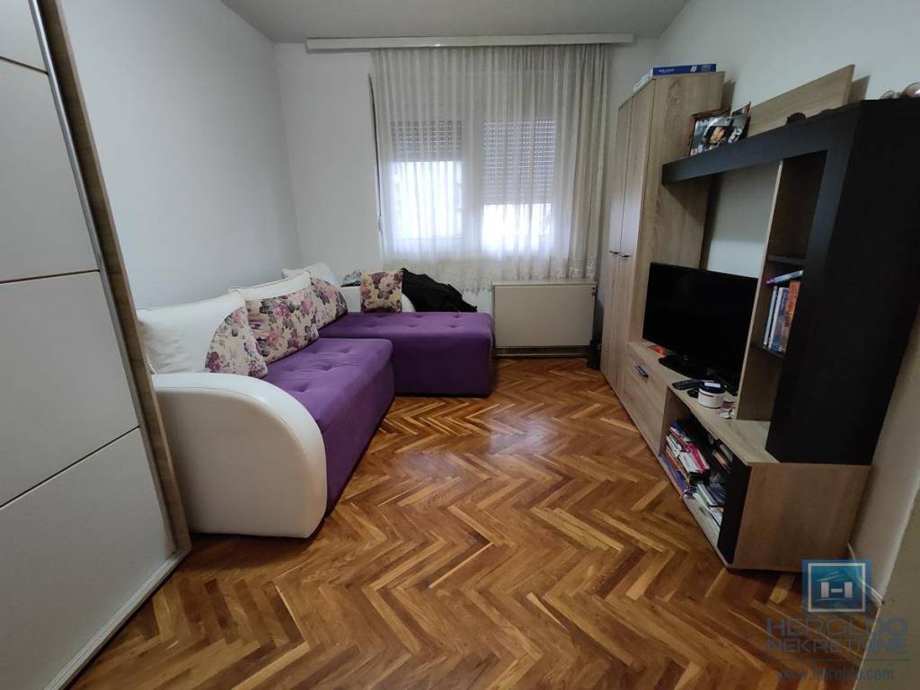 Dvosobni stan u dobrom stanju, prvi sprat, Jagodina