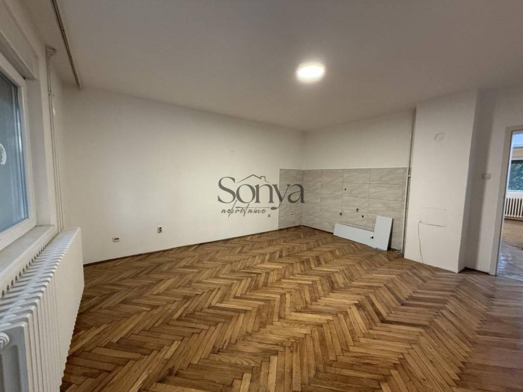 Trosobni stan u dobrom stanju, drugi sprat, Centar, Sremska Mitrovica