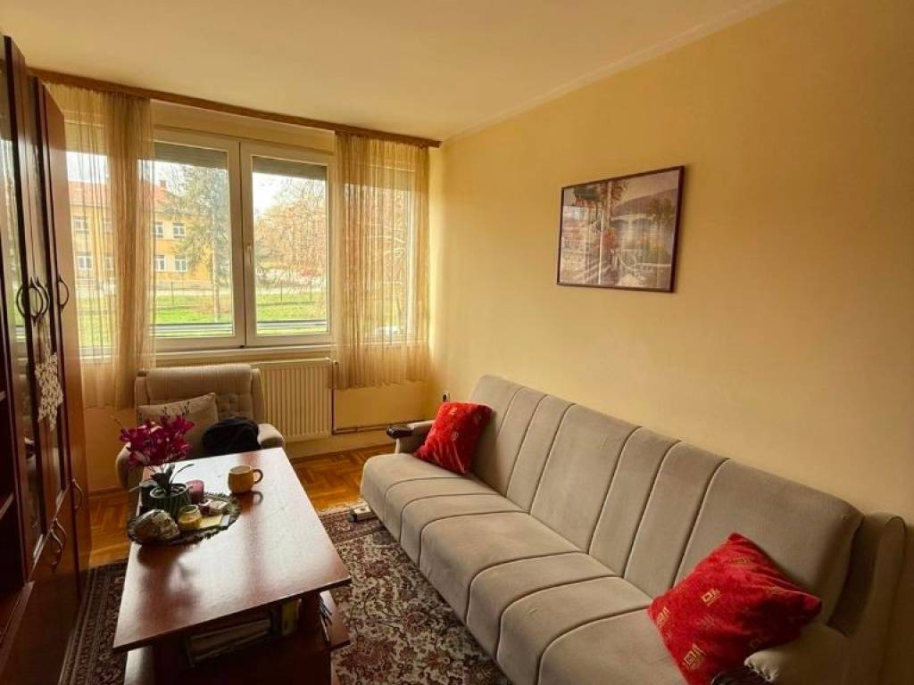 Trosobni stan u dobrom stanju, prvi sprat, Stara Varoš, Kragujevac
