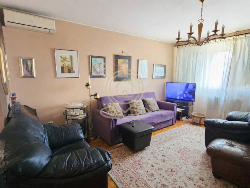 Trosobni stan u dobrom stanju, šesti sprat, Stara Varoš, Kragujevac