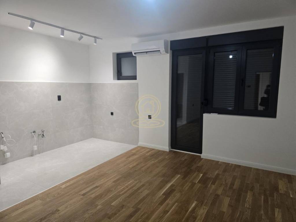 Trosobni stan u dobrom stanju, prizemlje, Centar, Kraljevo