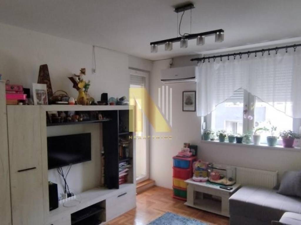 Dvosobni stan treći sprat, Novi Sad