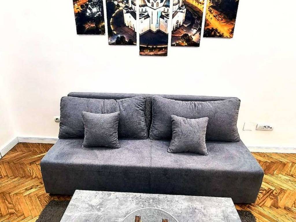 Trosobni stan odlično stanje, drugi sprat, Hram Svetog Save - Neimar - Čubura, Beograd