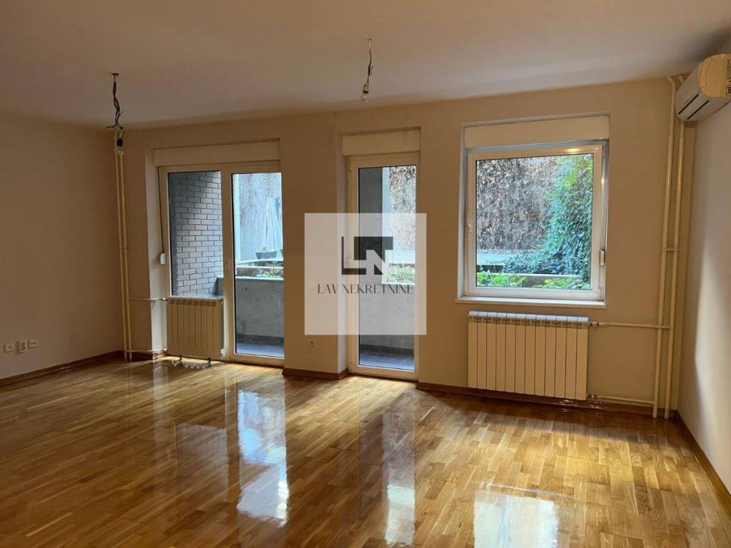 Dvosobni stan u dobrom stanju, prizemlje, Hram Svetog Save - Neimar - Čubura, Beograd