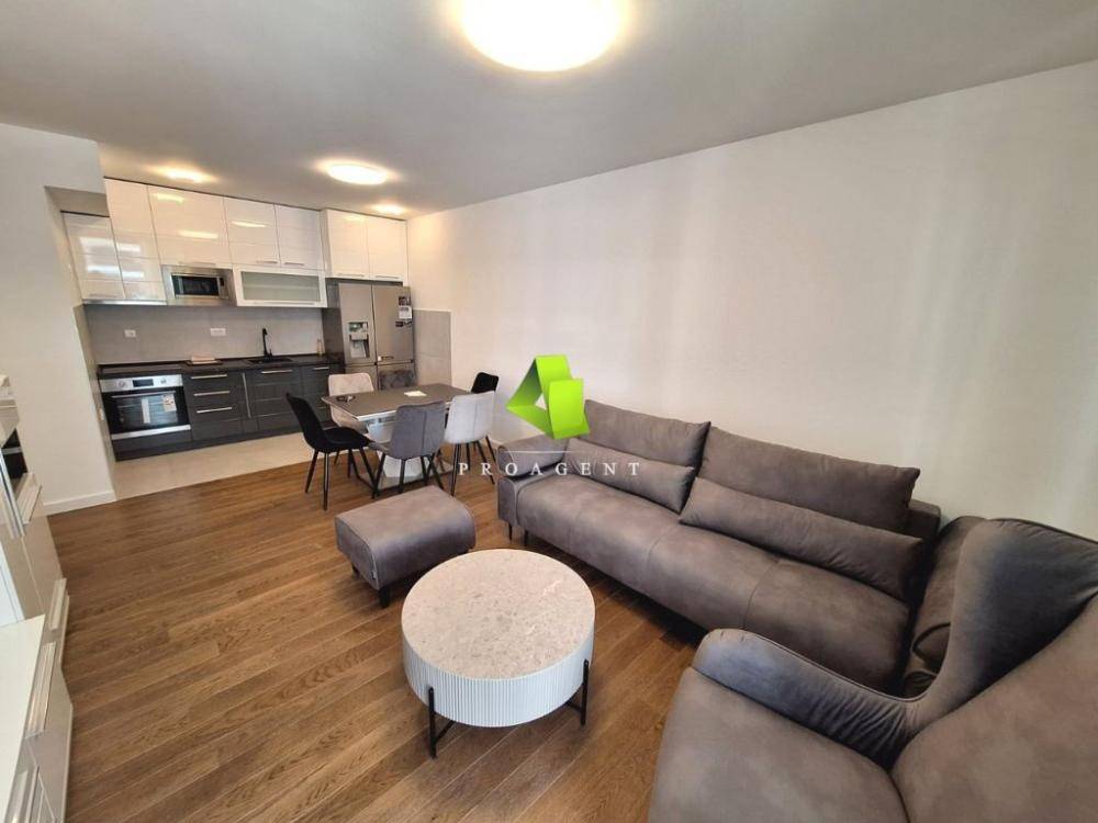 Trosobni stan novo, treći sprat, Bulevar Nemanjića - Dom zdravlja - Bulevar zona III, Niš