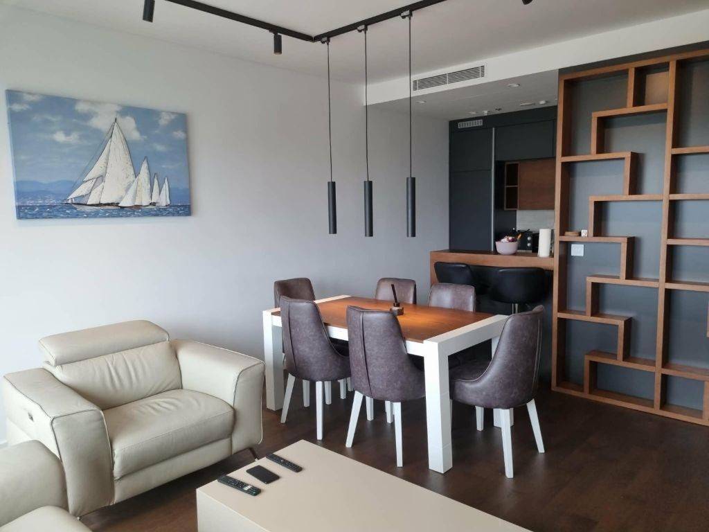 Dvosobni stan odlično stanje, deseti sprat, Airport City - Blok 60, Beograd