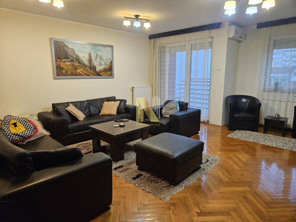 Četvorosobni stan peti sprat, Novi Sad