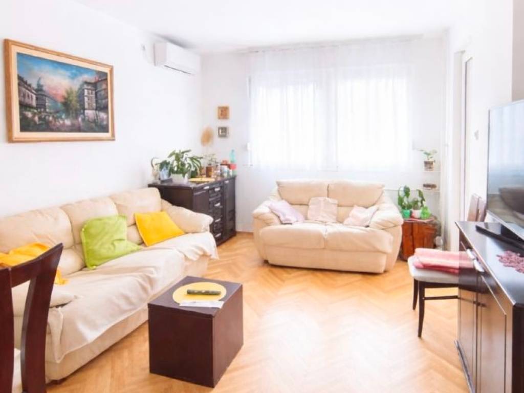 Četvorosobni stan u dobrom stanju, drugi sprat, Hram Svetog Save - Neimar - Čubura, Beograd