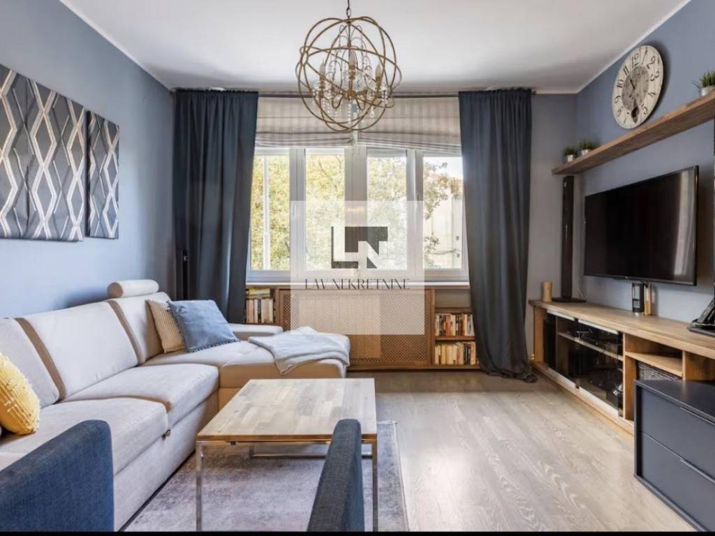 Trosobni stan u dobrom stanju, prvi sprat, Dorćol, Beograd