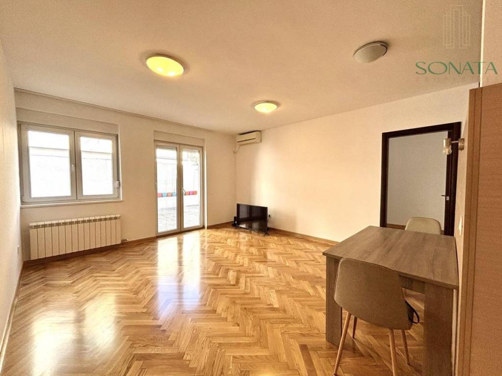 Trosobni stan novo, prizemlje, Crveni Krst - Južni bulevar, Beograd