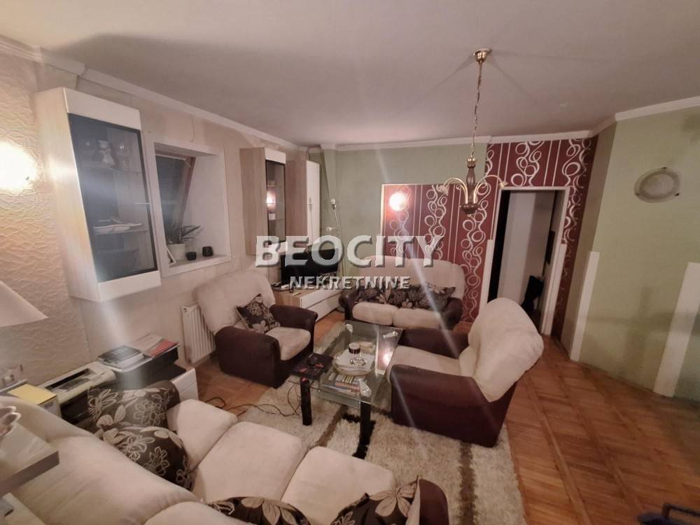 Četvorosobni stan Trg Mladenaca, Centar - Novi Bulevar, Novi Sad