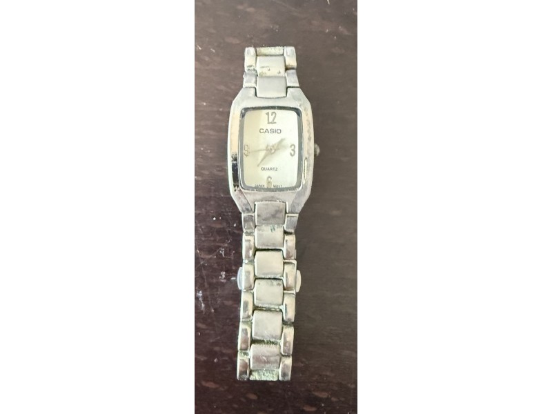 Vintage ženski Casio Quartz sat – metalna narukvica