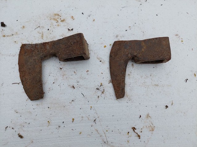 2 stare sekire
