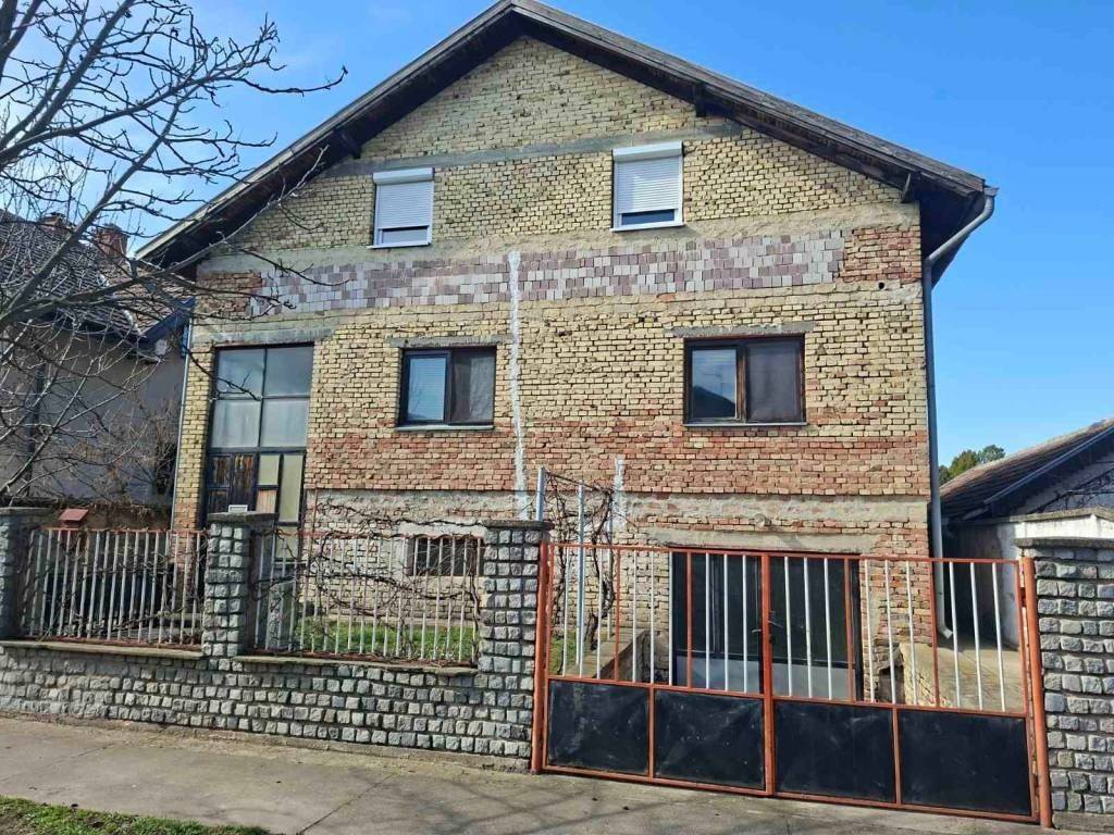 Samostalna porodična kuća 240 m², Gat, Mali Bajmok, Subotica