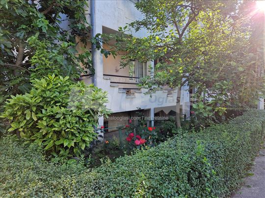 Trosoban stan 64 m² u Zemunu. Parking mesto