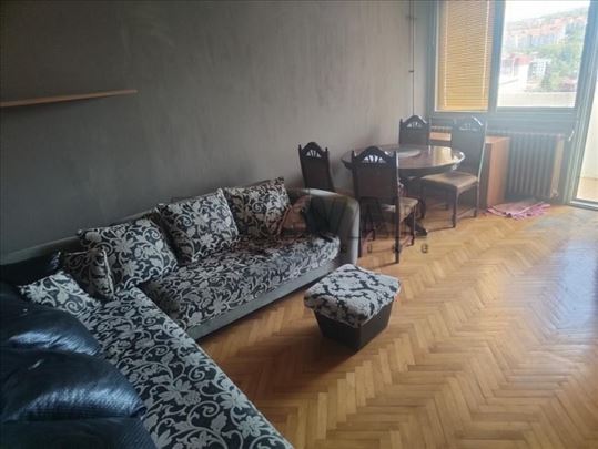 Izdaje se stan na Crvenom pevcu