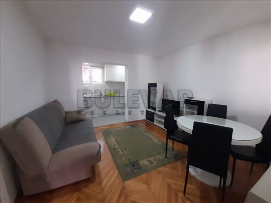 Izdaje se jednoiposoban stan u kući, na Trošarini,