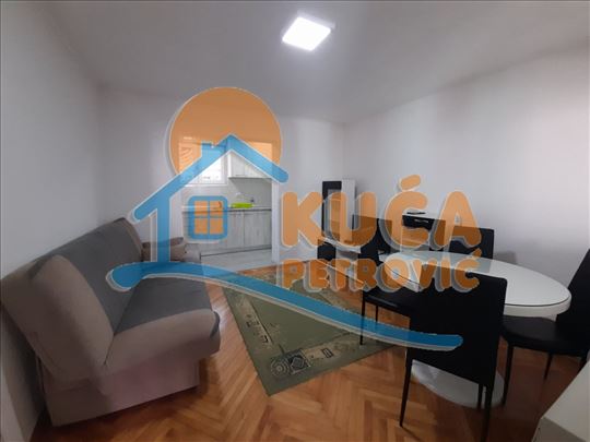 Izdaje se jednoiposoban stan u kući, na Trošarini,