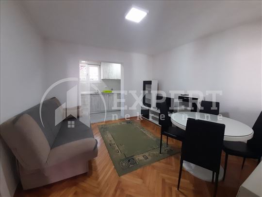 Izdaje se jednoiposoban stan u kući, na Trošarini,