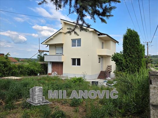 Kuća na 10ari placa