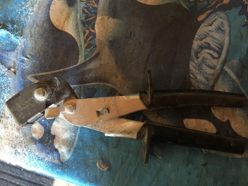 Klesta za postavljanje metalnih tipli za knauf gips