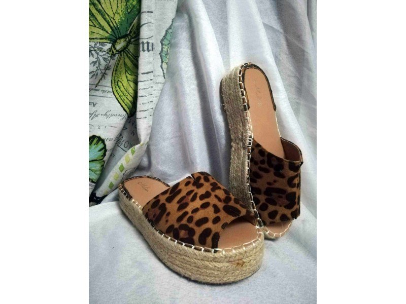 Leopard papuče kao nove