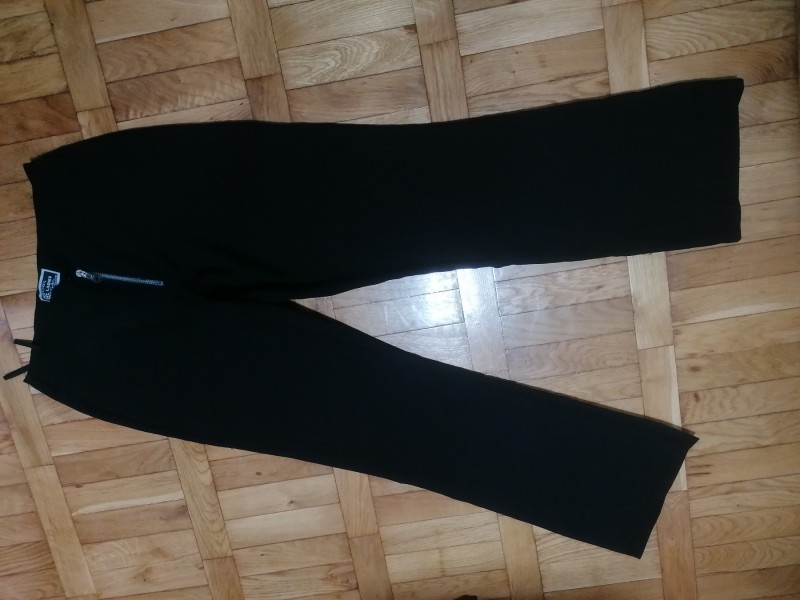 Woodpecker fenomenalne crne pantalone 38 - 40 rasprodaj