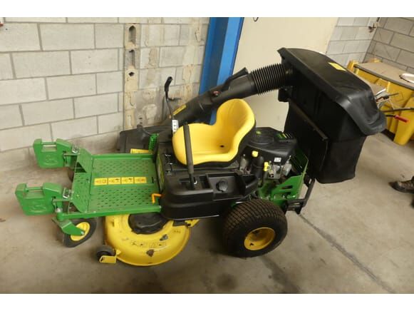 Prodaje se John Deere Z335E traktor kosilica na aukciji