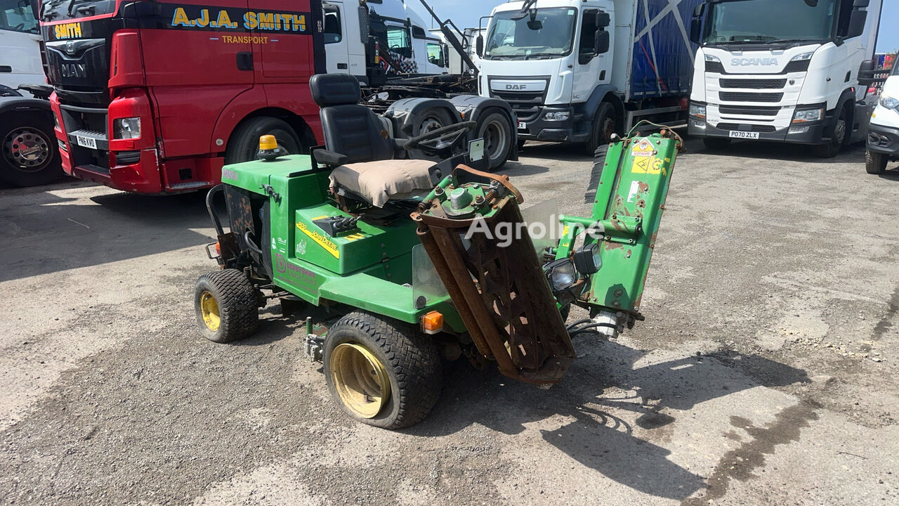 Prodaje se John Deere 900 traktor kosilica na aukciji