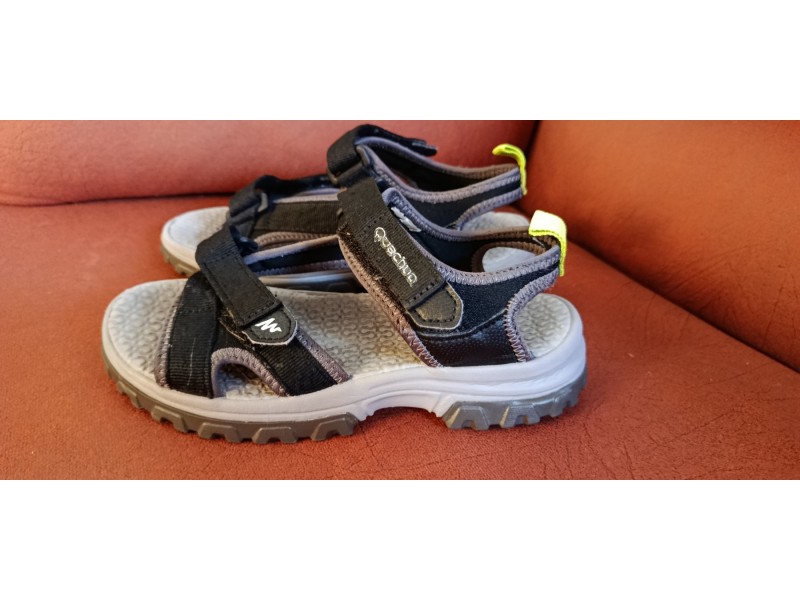 Quechua sandale br.32-33 crne