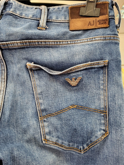 Armani farmerice kao novo