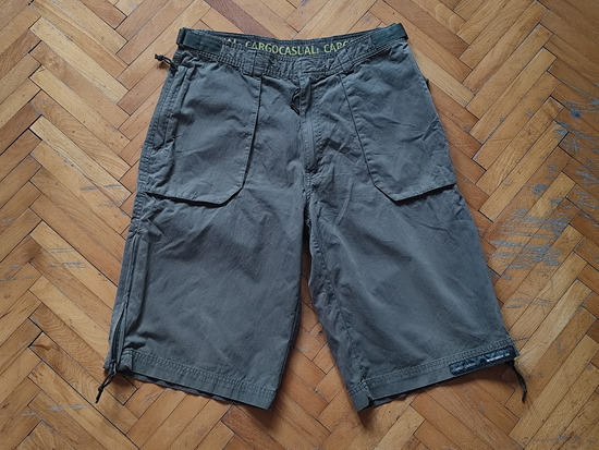 Brutalne maslinasto zelene utility cargo bermude