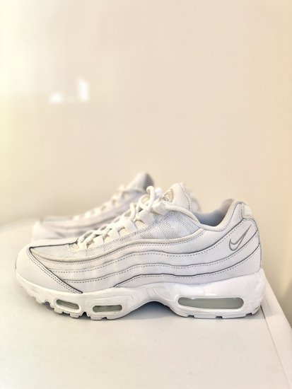NIKE AIR MAX