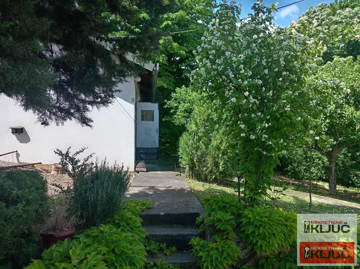 LEDINCI, VIkend kuća 101m2+Pomoćni objekat na placu od 896m2 ,prelep pogled ka Dunavu