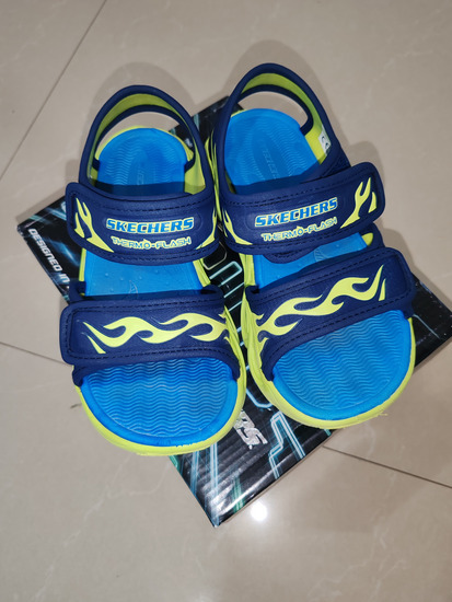 Skechers sandale 29 veličina decije