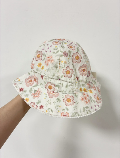 C&A cvetni sesiric za bebe