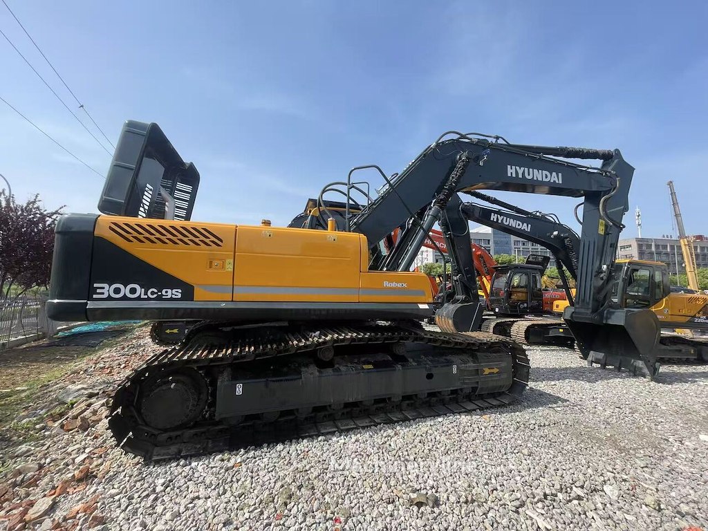 Hyundai R300 bager guseničar