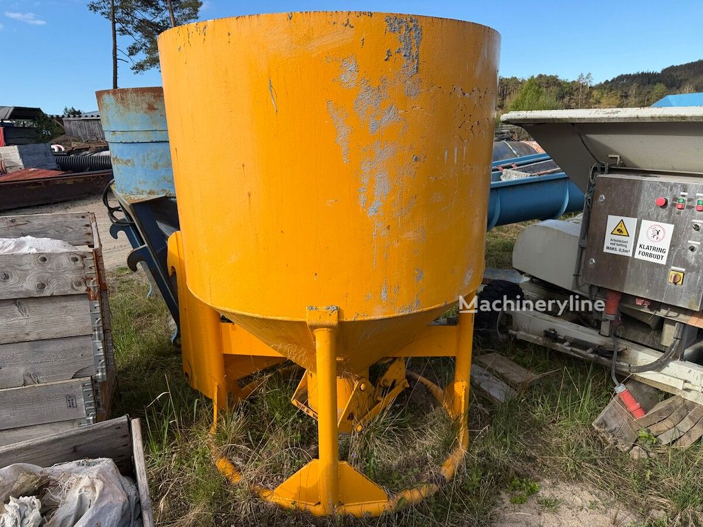 Prodaje se Andre BETONGTOBB MED HYDRAULISK ÅPNE / LUKKE FUNKSJON - VOLVO BM kantu za beton na aukciji