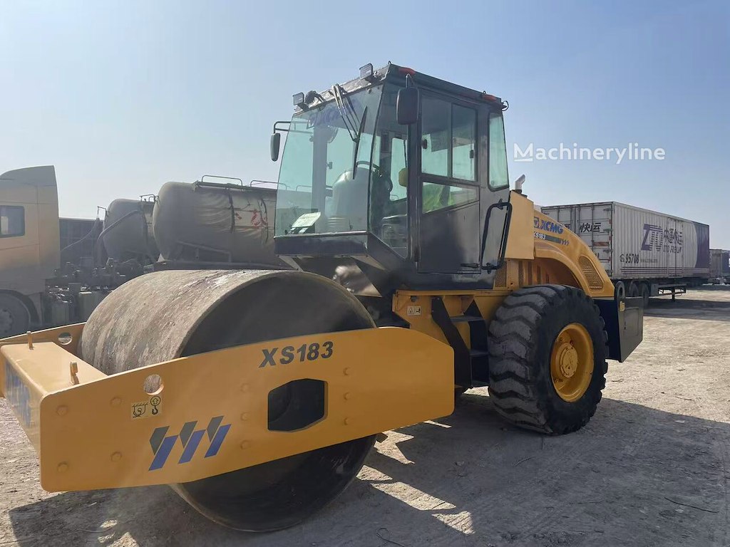 XCMG XS183J kompaktor s jednim valjkom
