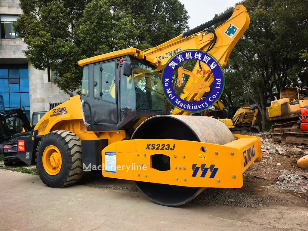 XCMG 223J kompaktor s jednim valjkom