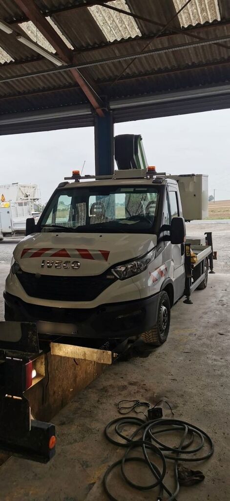 IVECO DAILY auto dizalica s korpom