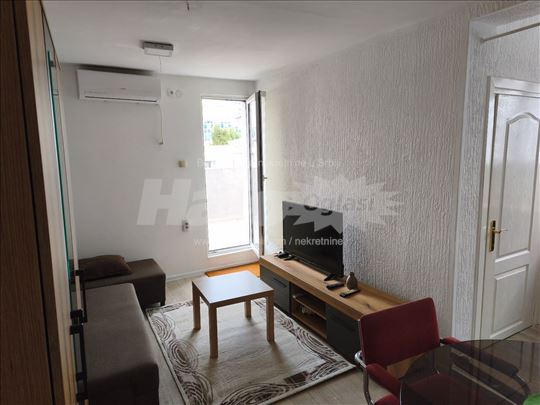 Renoviran trosoban stan sa velikom terasom – Centa