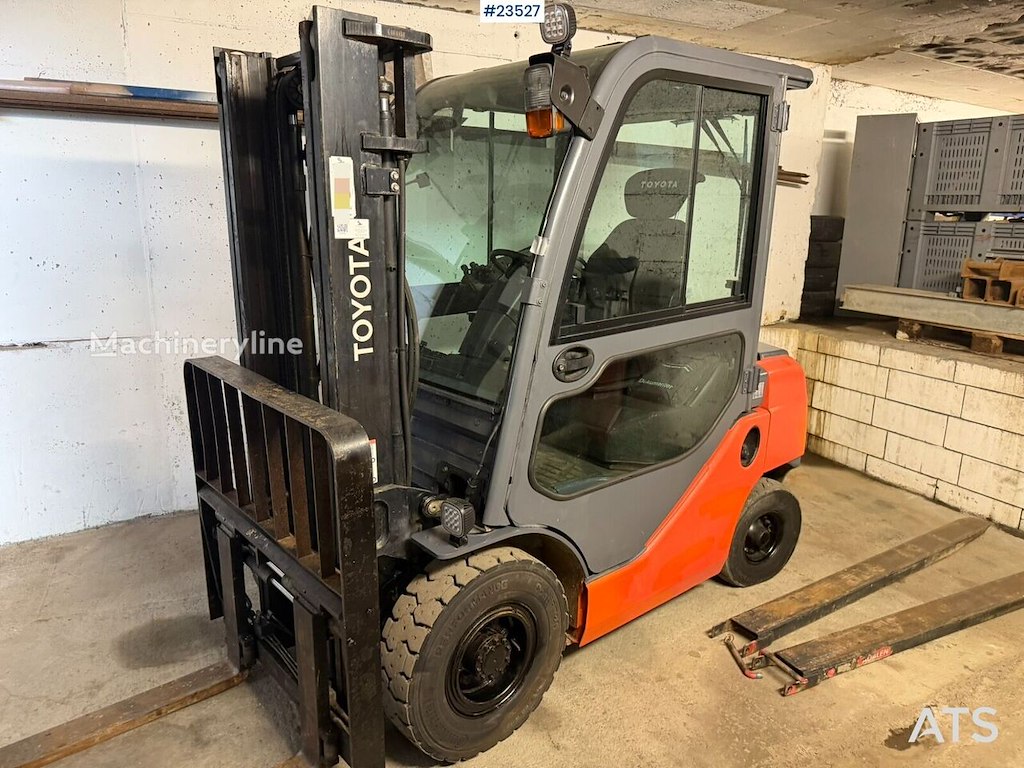 Toyota 02-8FDF25 m/ hydraulisk sideforskyvning og bredding av gafler dizel viljuškar