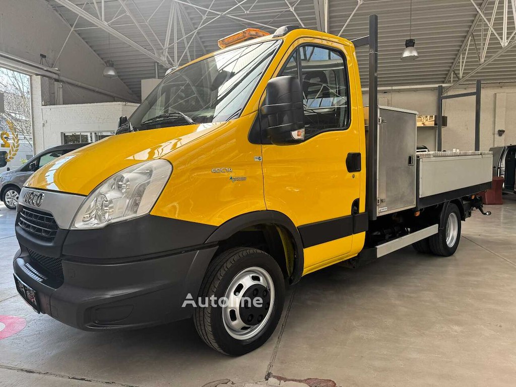 Prodaje se IVECO 40C14G kamion s ravnom platformom na aukciji