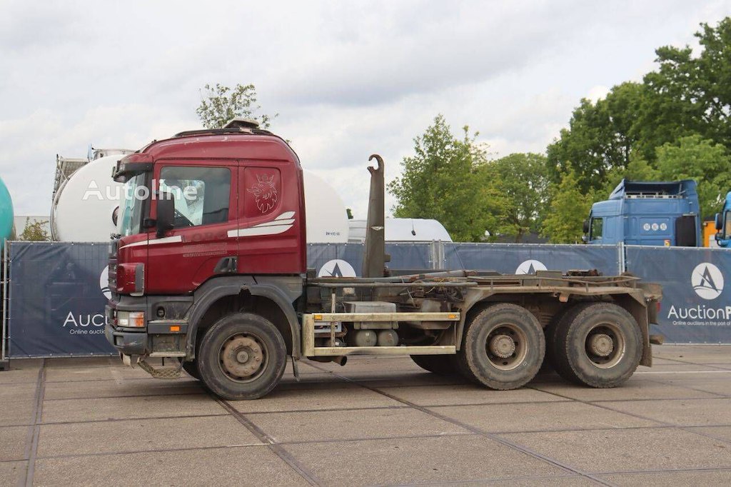 Prodaje se Scania P114CB6X4HZ rol kiper sa kukom na aukciji