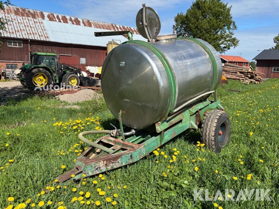 Prodaje se Vattenvagn 3000L prikolicu cisternu za vodu na aukciji