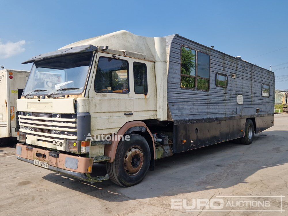 Prodaje se Scania 230 poluintegrisani kamper na aukciji
