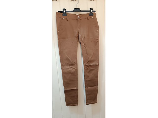 Prelepe braon pantalone vel.M