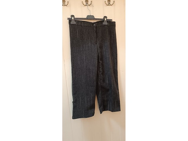 Poslovno elegantne sive pantalone vel.S/M